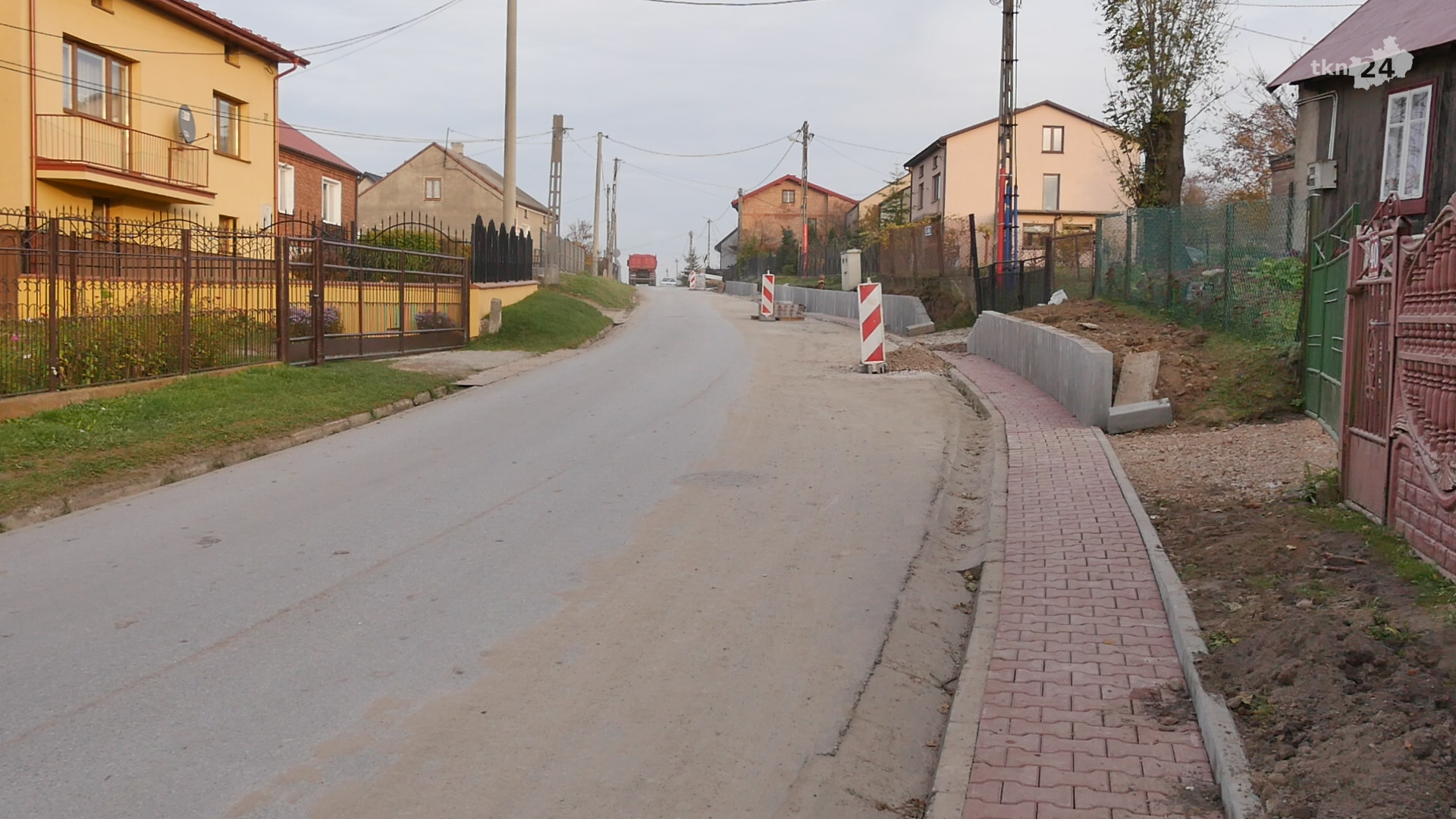 Ulica Konecka w Sierosławicach z chodnikiem 06 - TKN24