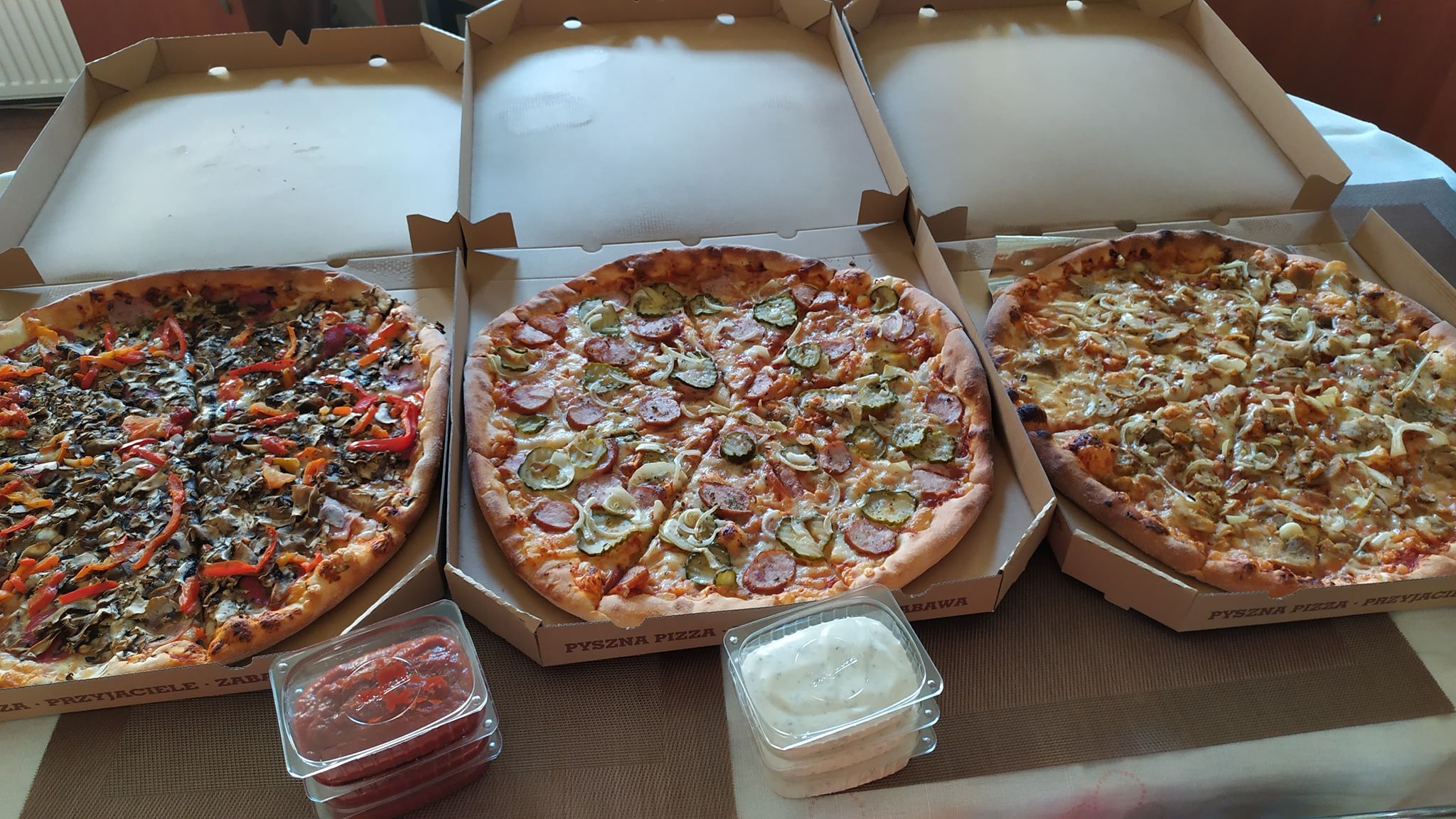 Da Grasso wspiera ratowników medycznych pizzą 03 - TKN24