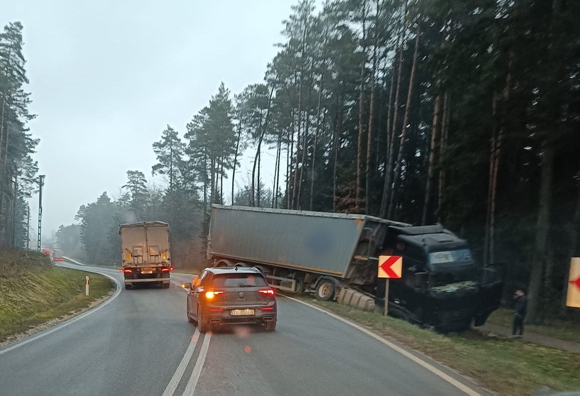 Ciężarówka w rowie przy DW728. Są utrudnienia - TKN24